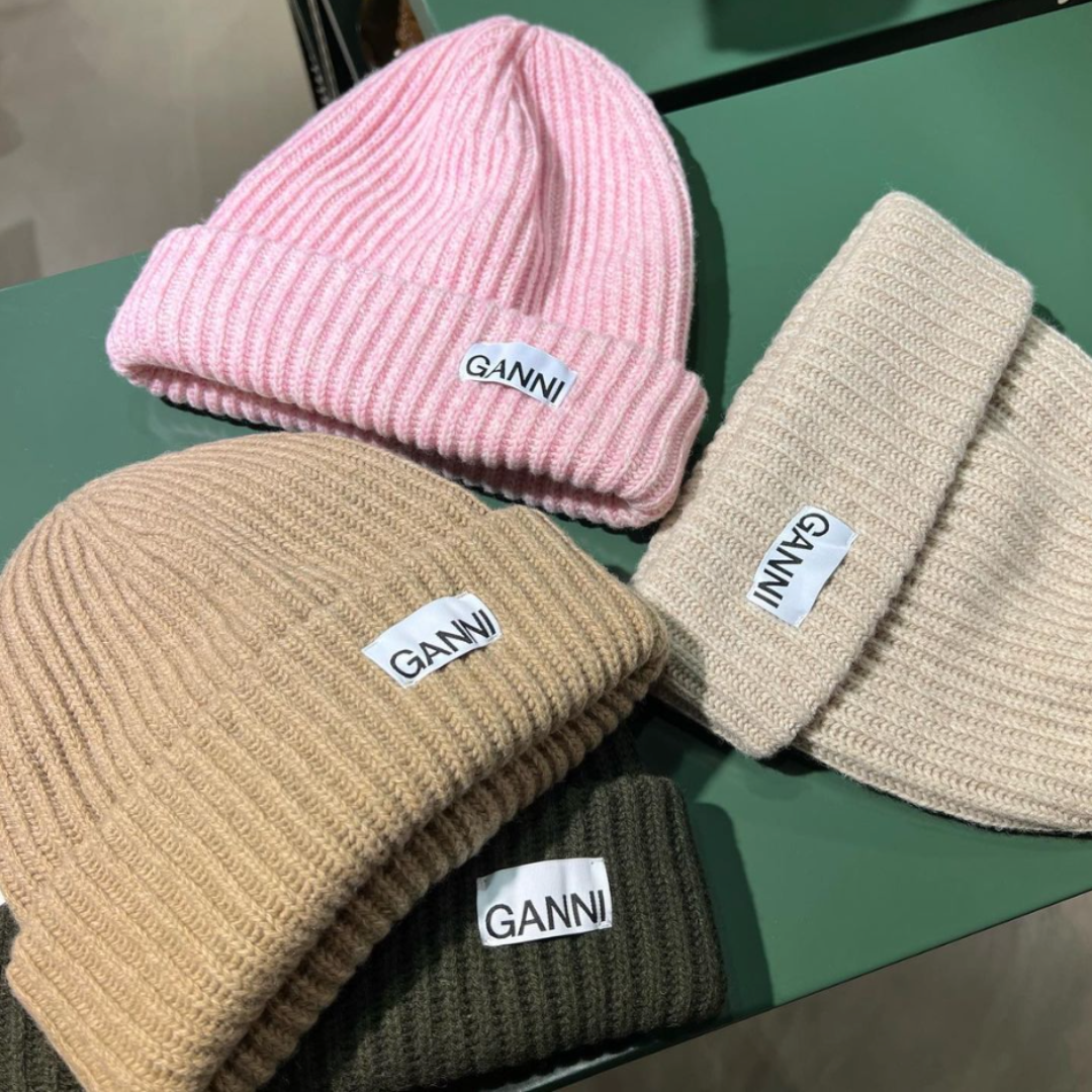 Ganni hue - Shop lækker beanie i fede farver - QNTS